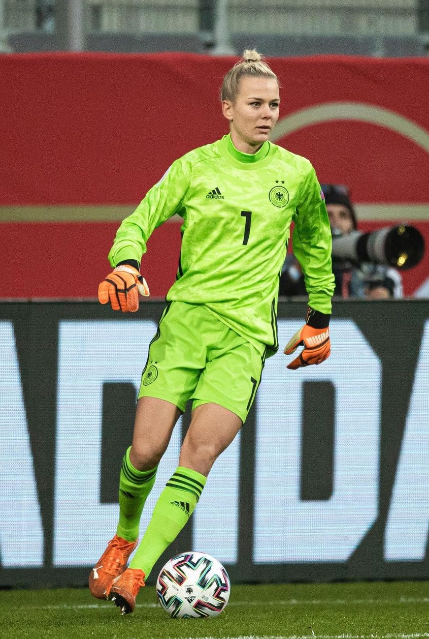 Merle Frohms - Hot Soccer Girls