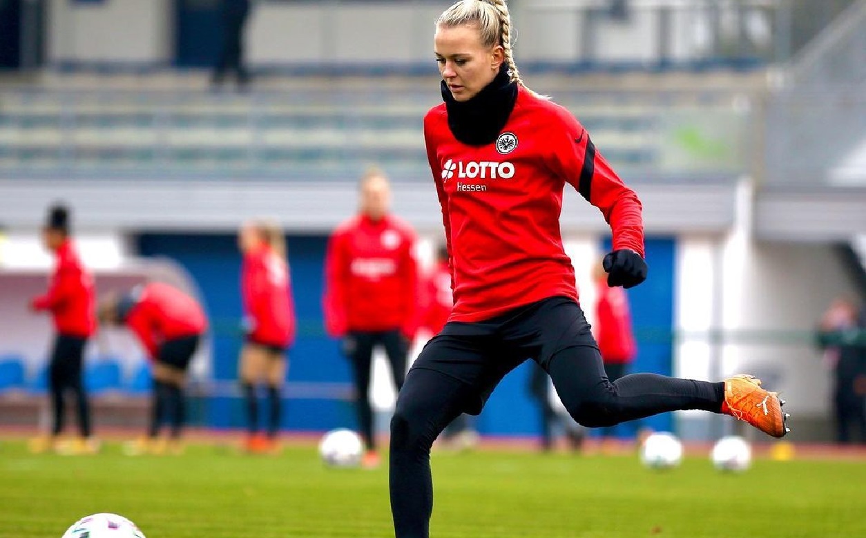 Merle Frohms - Hot Soccer Girls