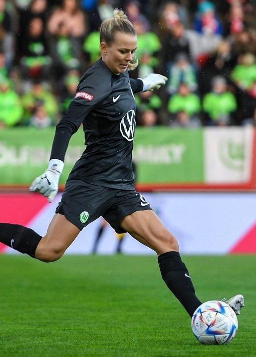 Merle Frohms - Hot Soccer Girls