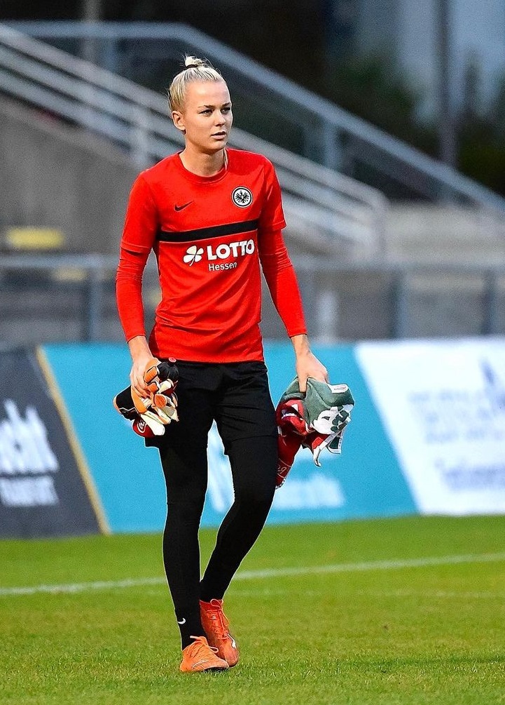 Merle Frohms – Hot Soccer Girls