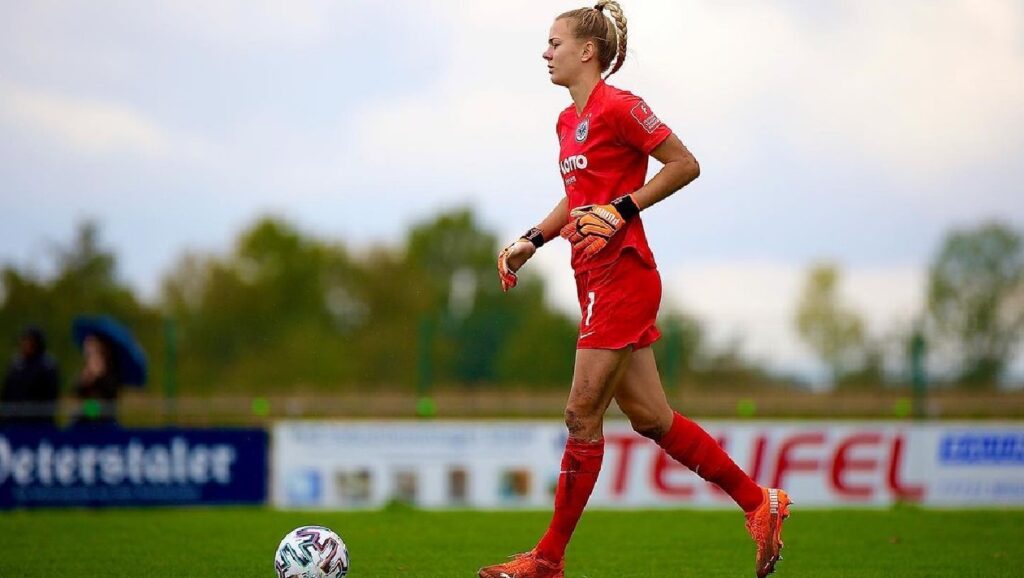 Merle Frohms - Hot Soccer Girls