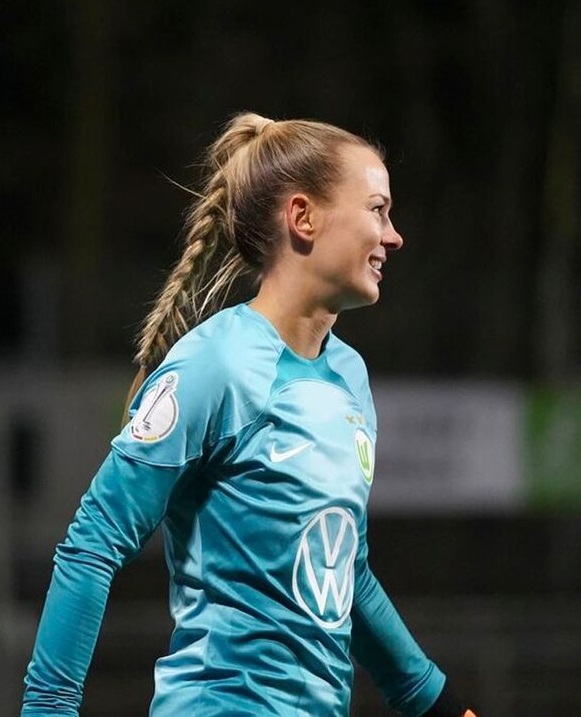 Merle Frohms - Hot Soccer Girls